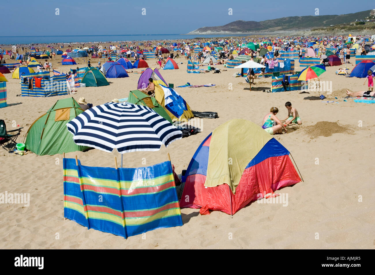 Crowded beach woolacombe in devon hi-res stock photography and images ...