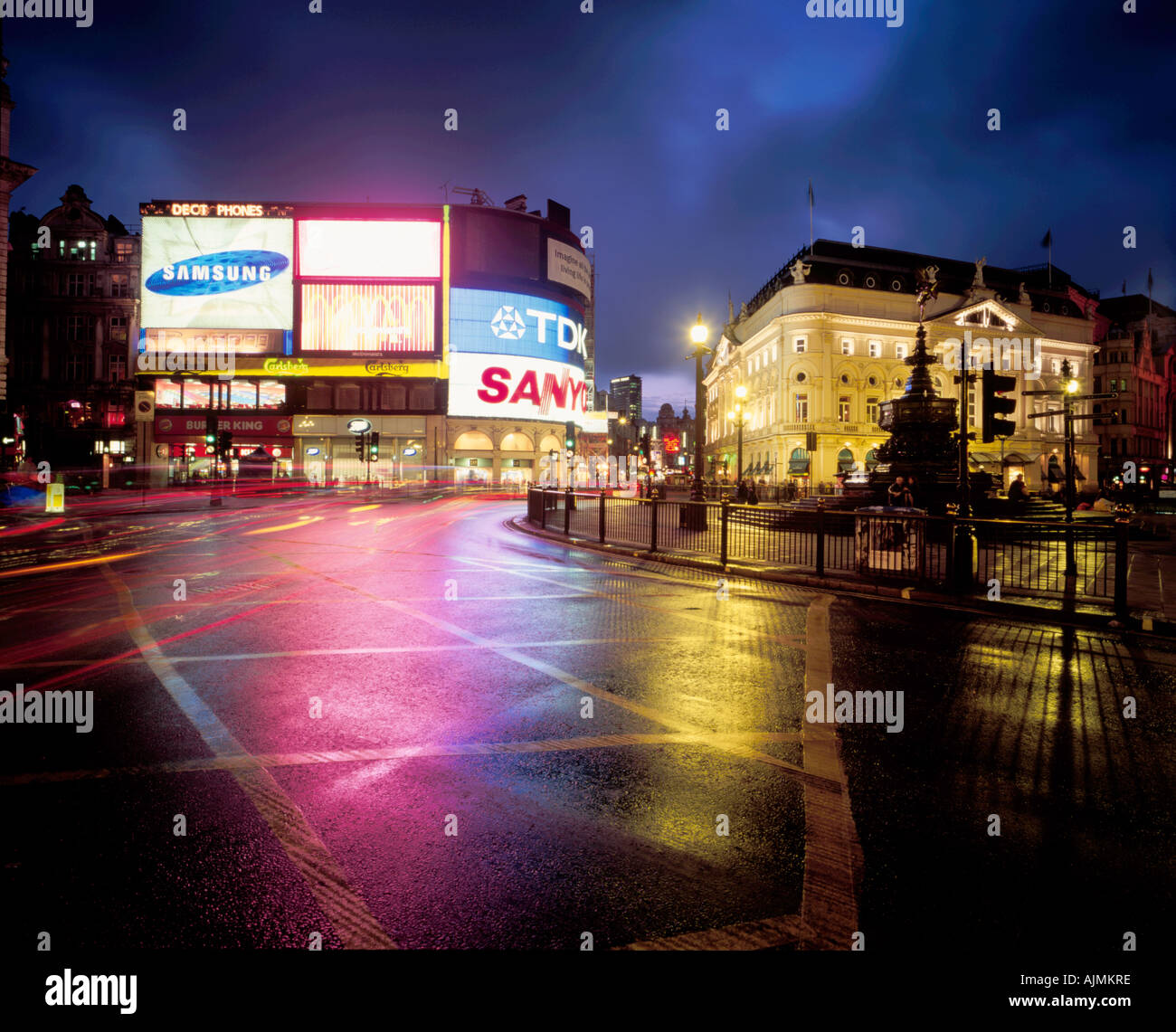 Big fountain piccadilly circus hi-res stock photography and images - Alamy