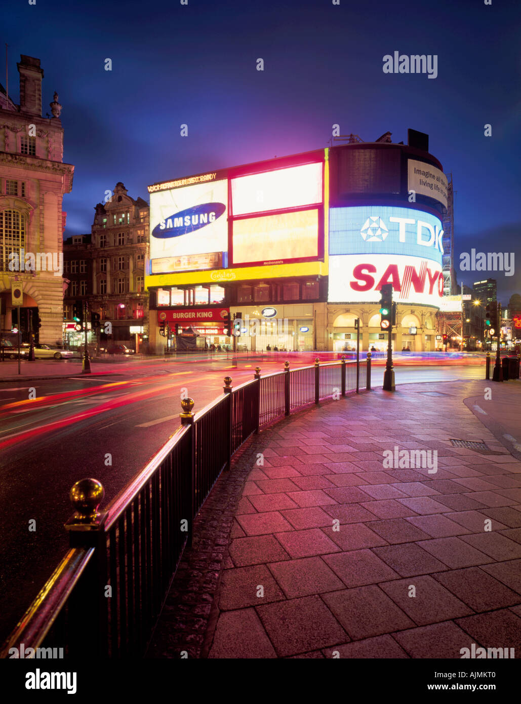 Big fountain piccadilly circus hi-res stock photography and images - Alamy