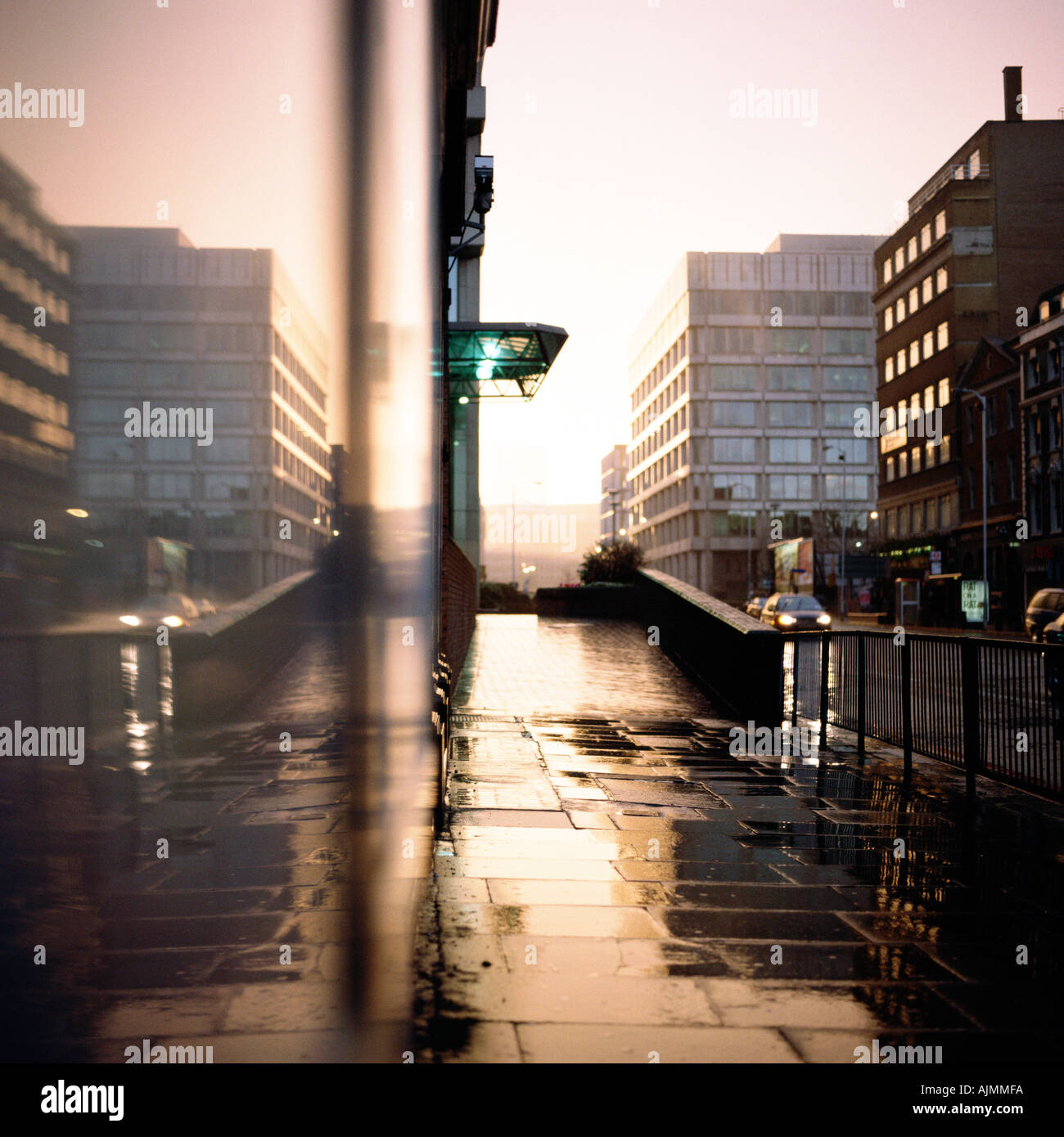 Wet street hi-res stock photography and images - Alamy