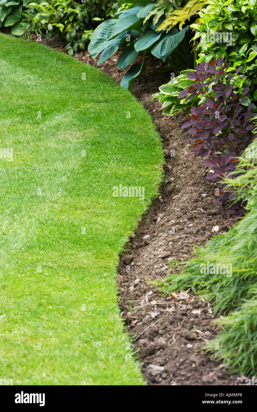 Curved s shaped edge lawn hi-res stock photography and images - Alamy