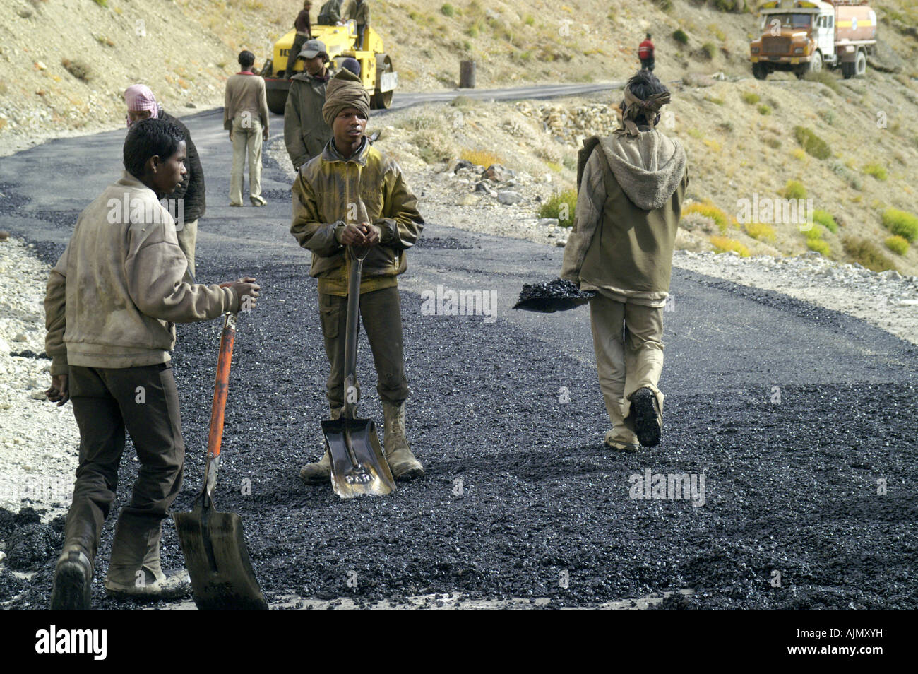 Indian men asphalting paving road Himalaya Manali - Leh Ladakh tarmac ...