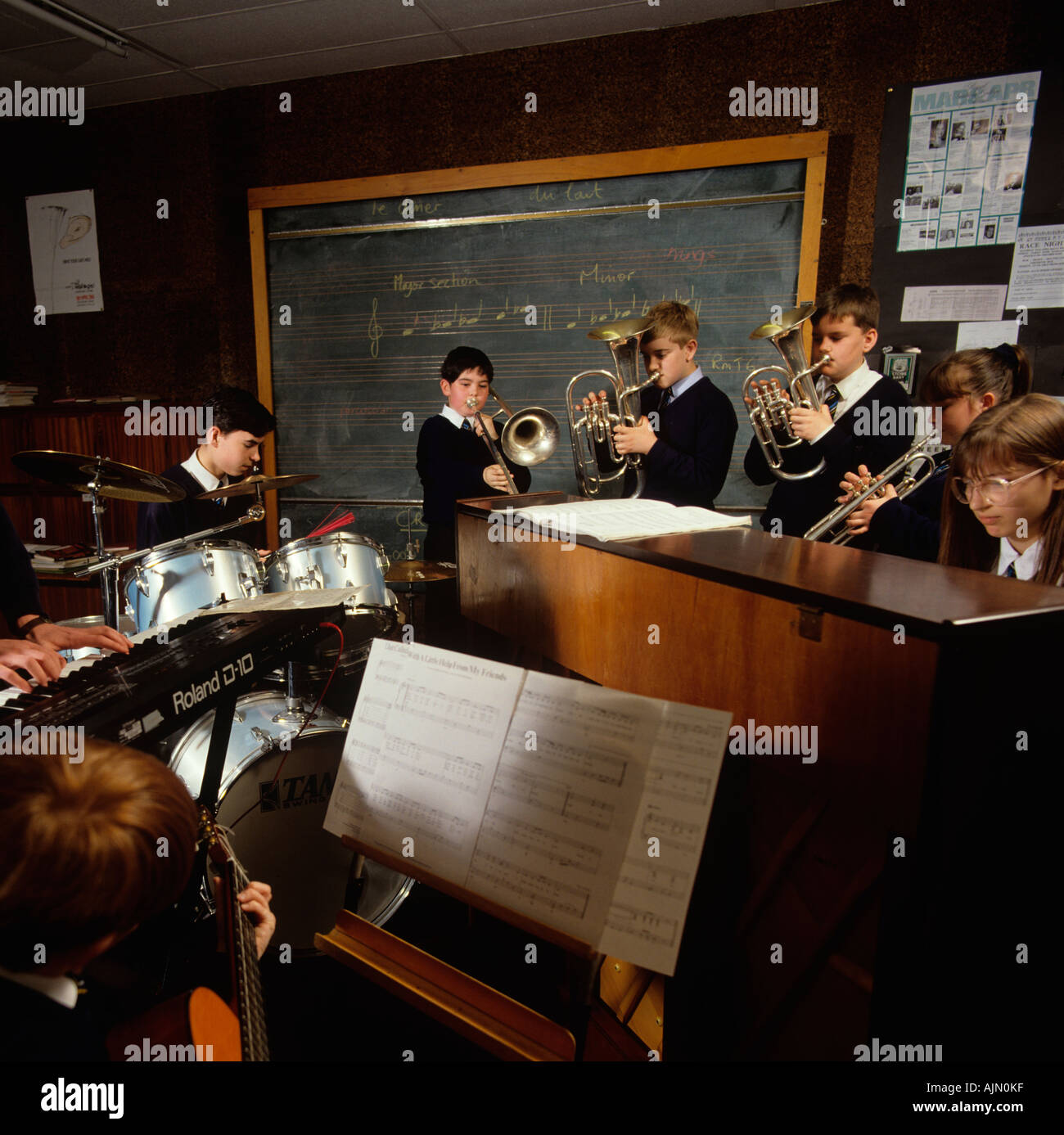 Education children in school music lesson Stock Photo - Alamy