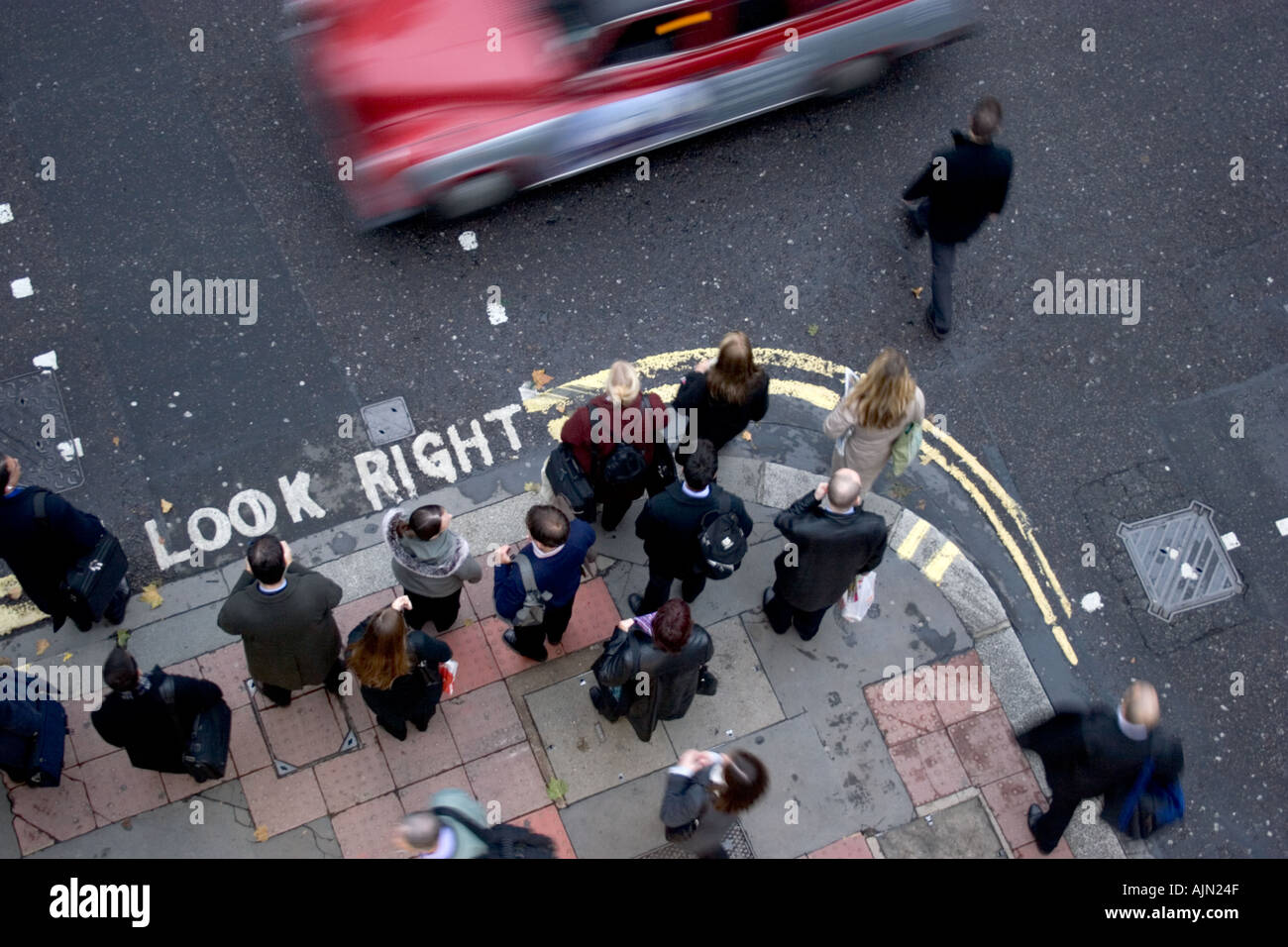 Pedestrians cross busy city street hi-res stock photography and images ...