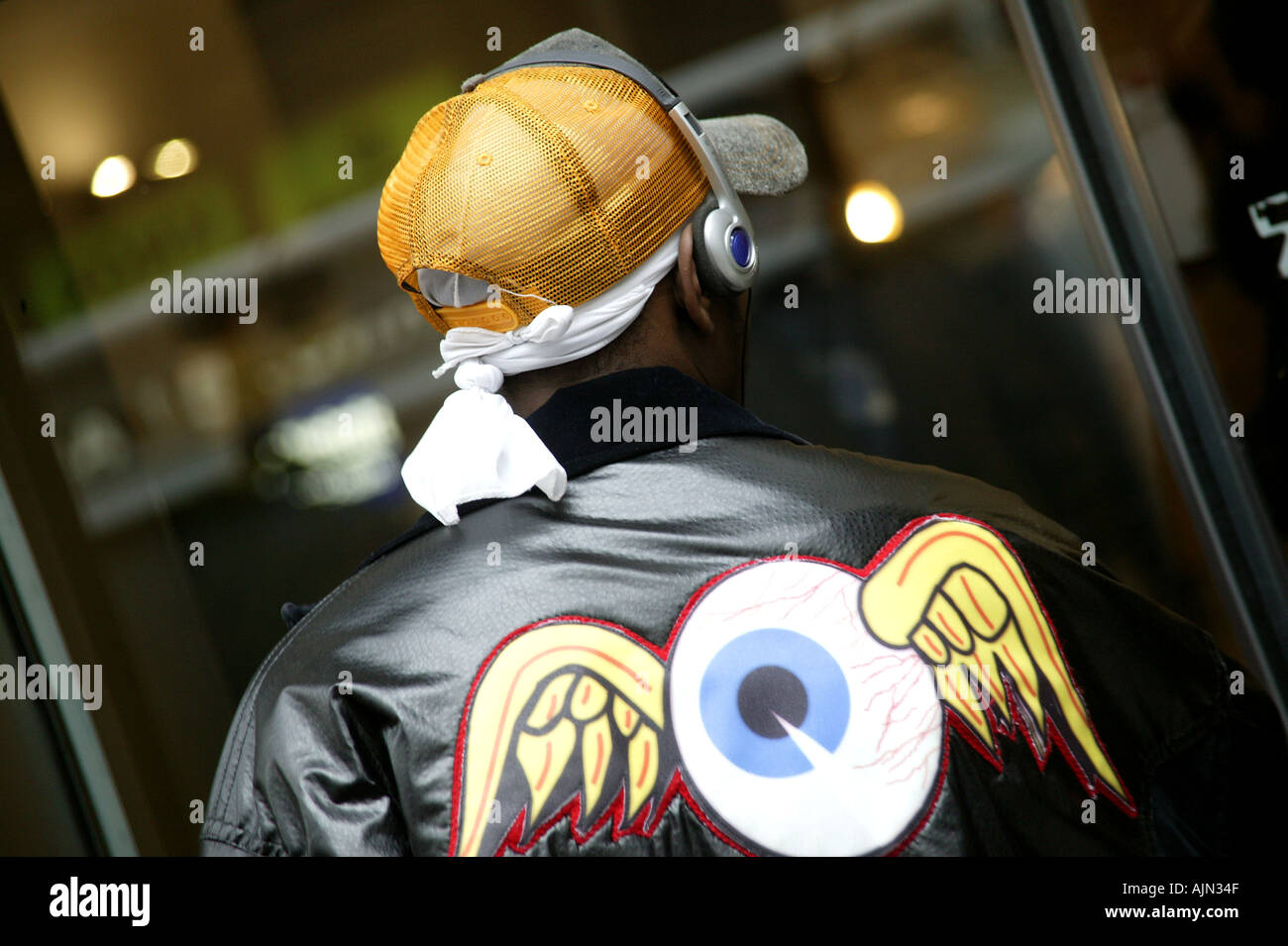 MAN IN BASEBALL CAP AND JACKET NEW YORK USA Stock Photo - Alamy