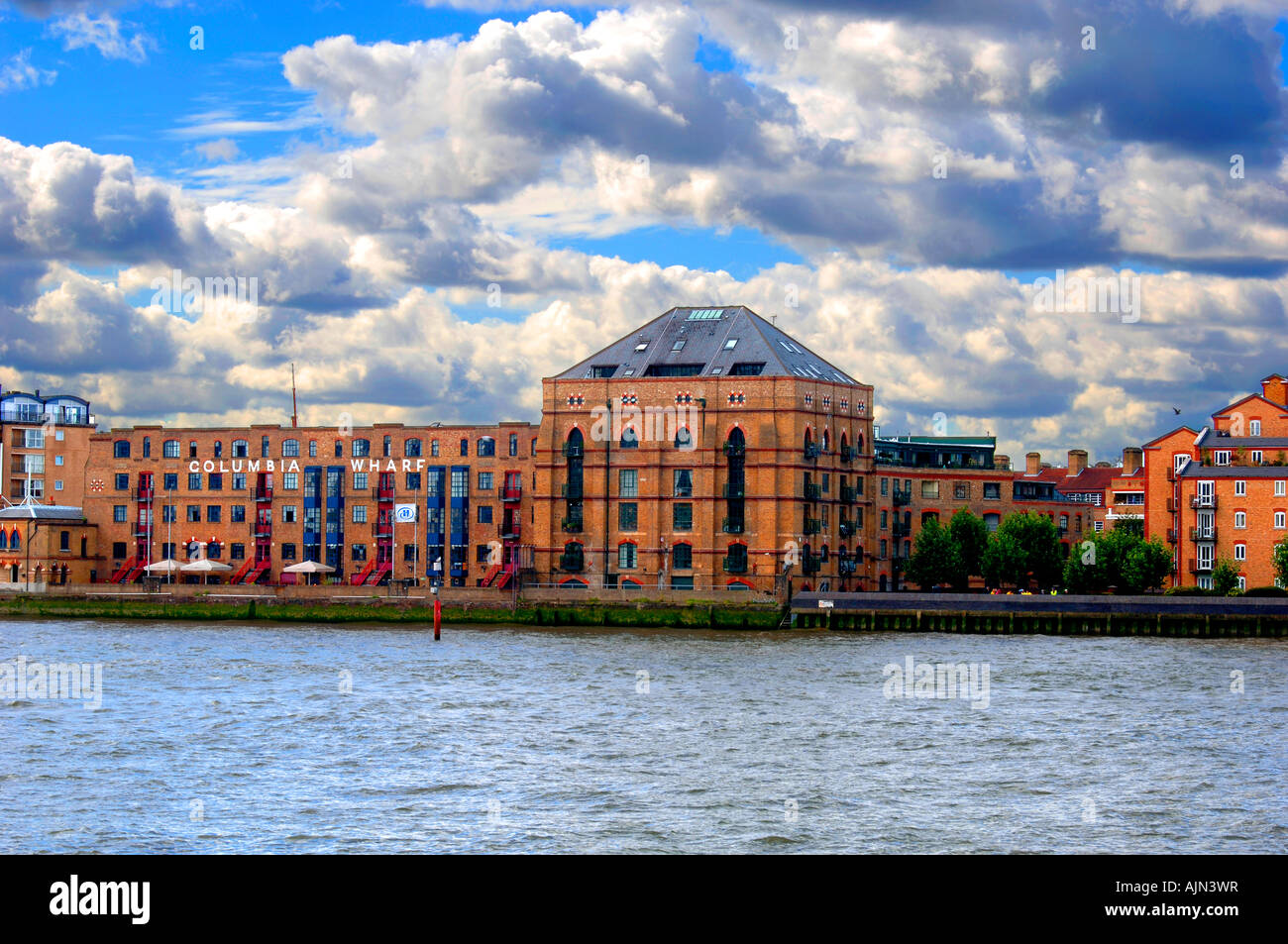 canada wharf an old warehouse converted into modern apartments surrey ...