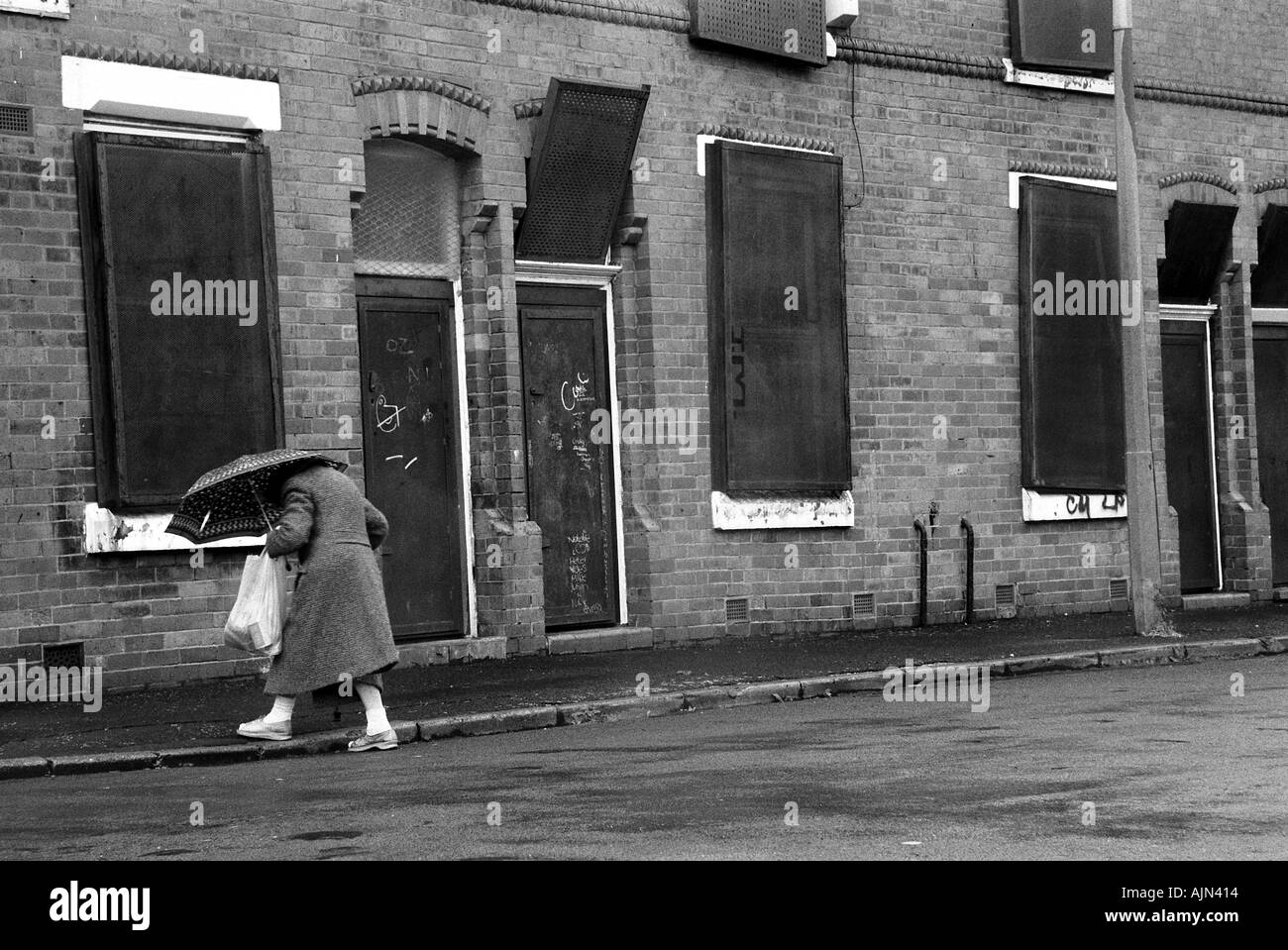 older woman in inner city poverty Stock Photo - Alamy