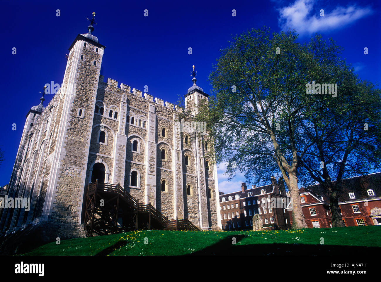 tower of london main tower building with sidelit sunshine london ...