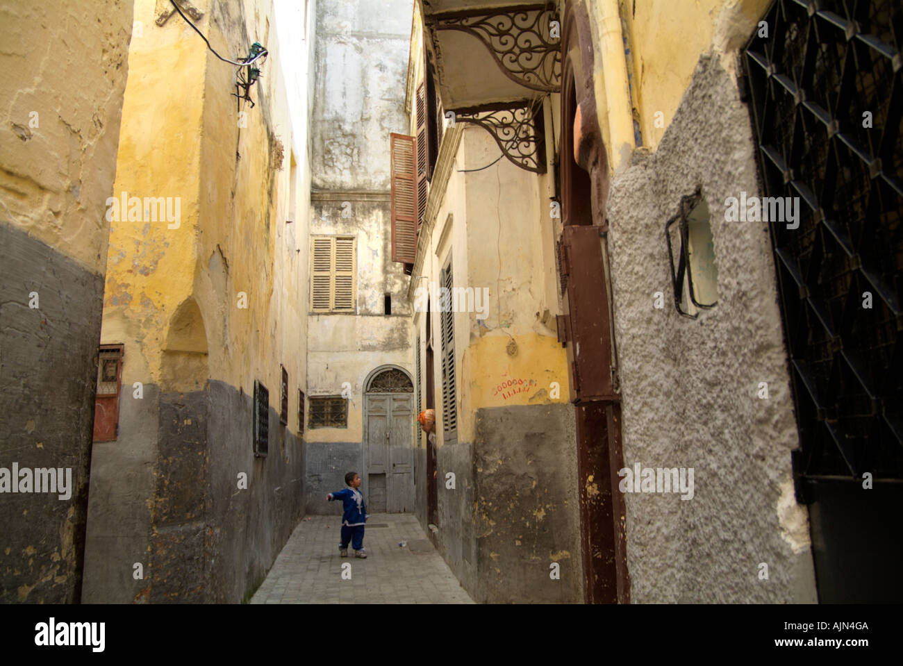 Dingy yellow wall hi-res stock photography and images - Alamy