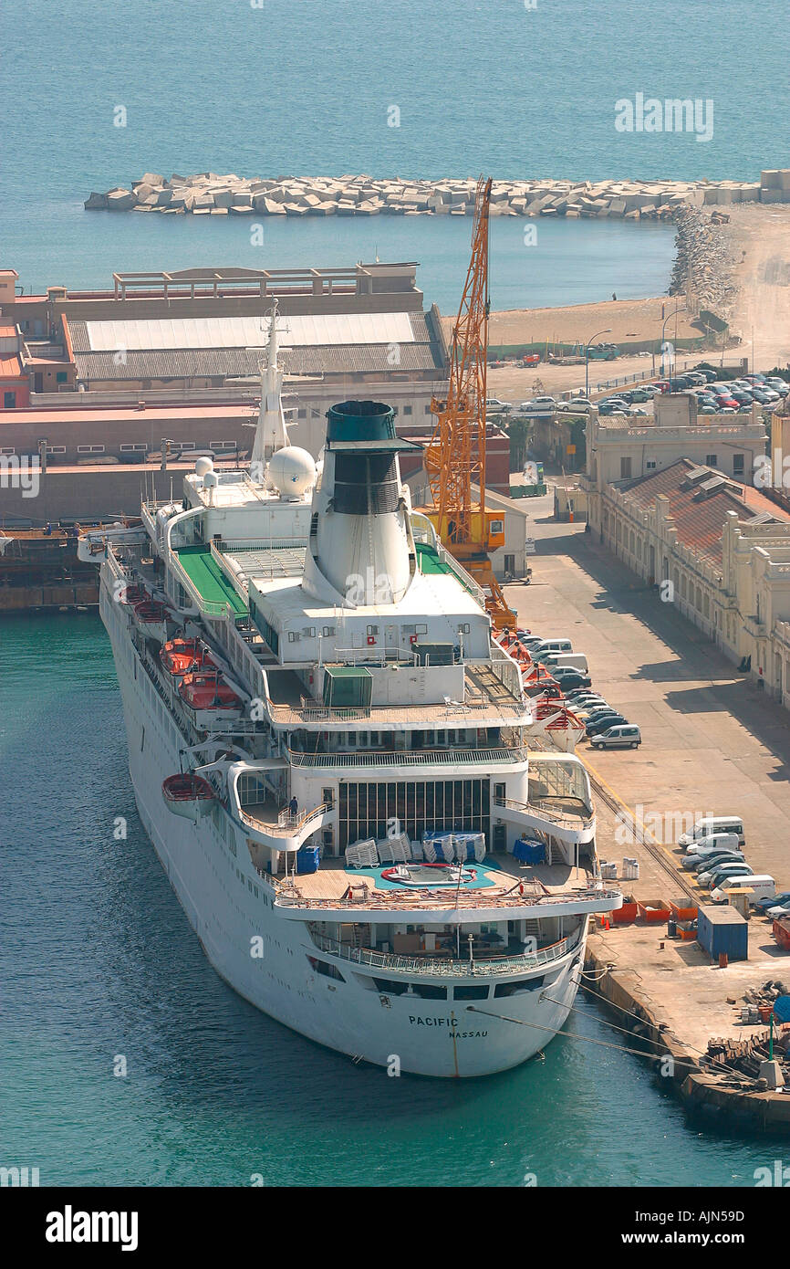 SHIP IN THE THE PORT OF BARCELONA SPAIN Stock Photo - Alamy