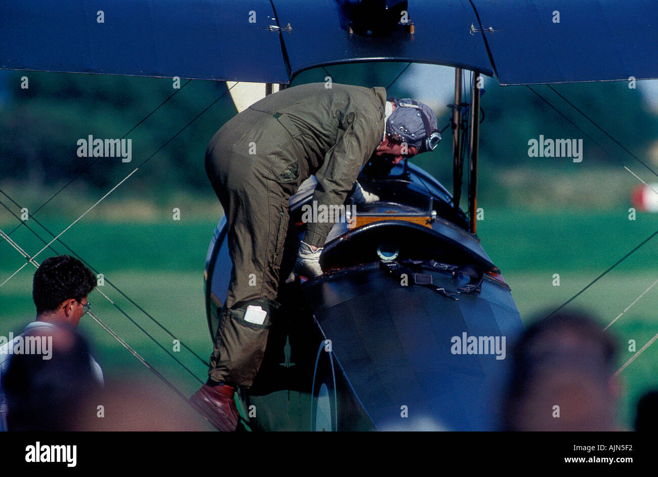 PILOT CLIMBING INTO COCKPIT OF WW2 FIGHTER PLANE Stock Photo - Alamy