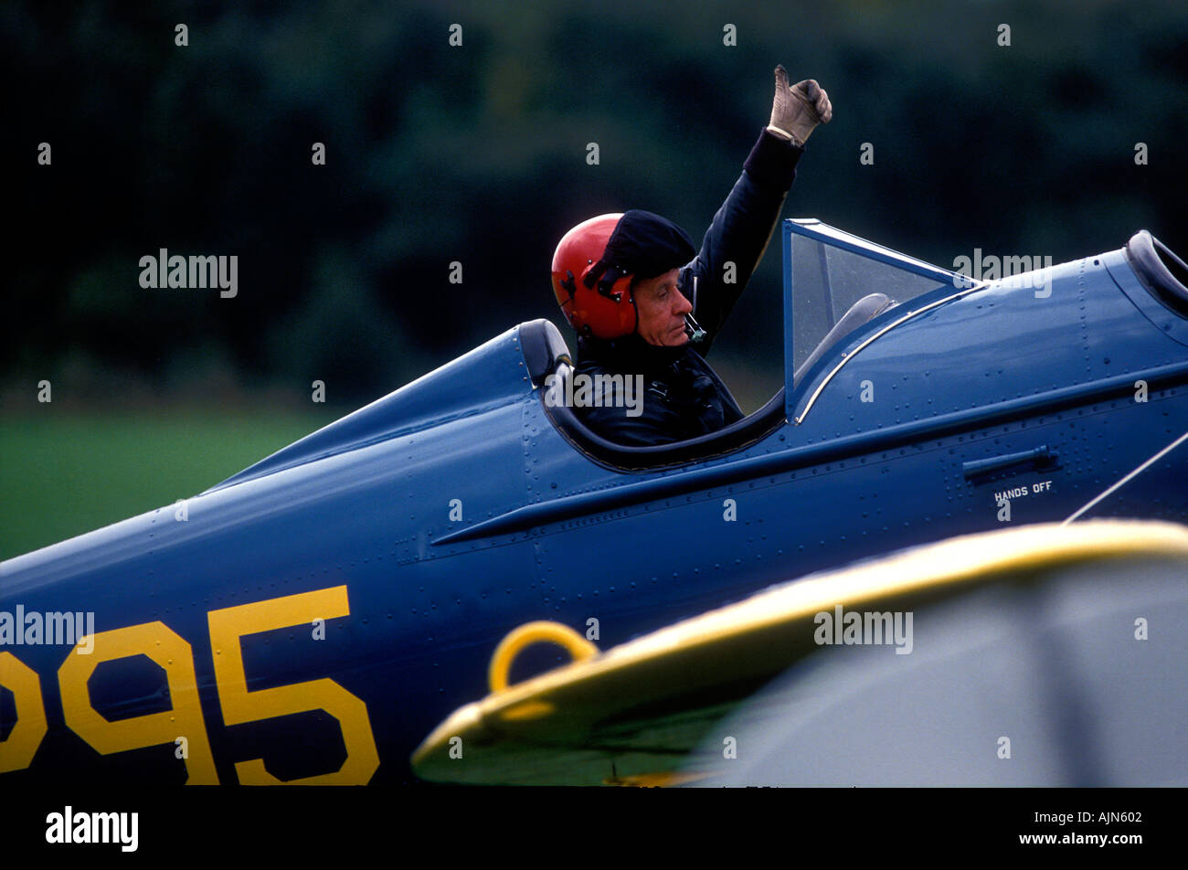 PILOT IN COCKPIT OF VINTAGE AEROPLANE Stock Photo - Alamy