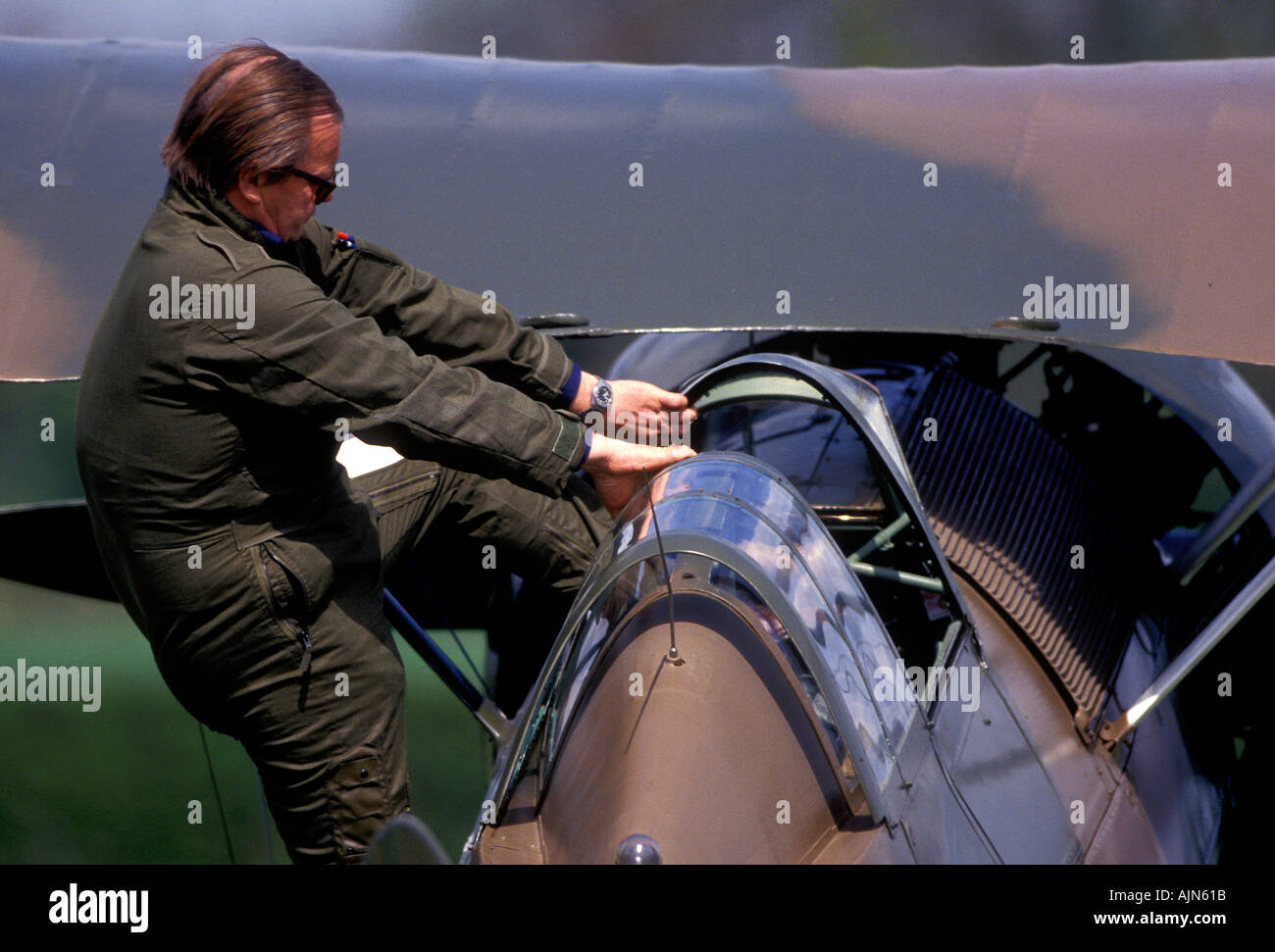 PILOT CLIMBS INTO THE COCKPIT OF A 1930 s VINTAGE GLOSTER GLADIATOR ...