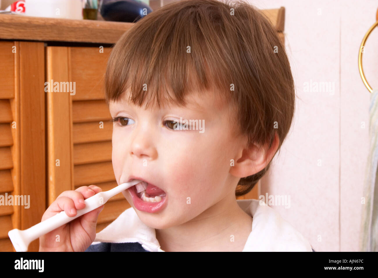Young boy cleaning his teeth Stock Photo - Alamy