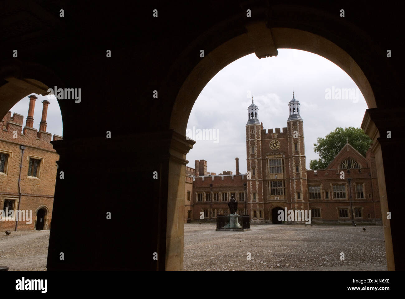 Eton college school quadrangle eton hi-res stock photography and images ...