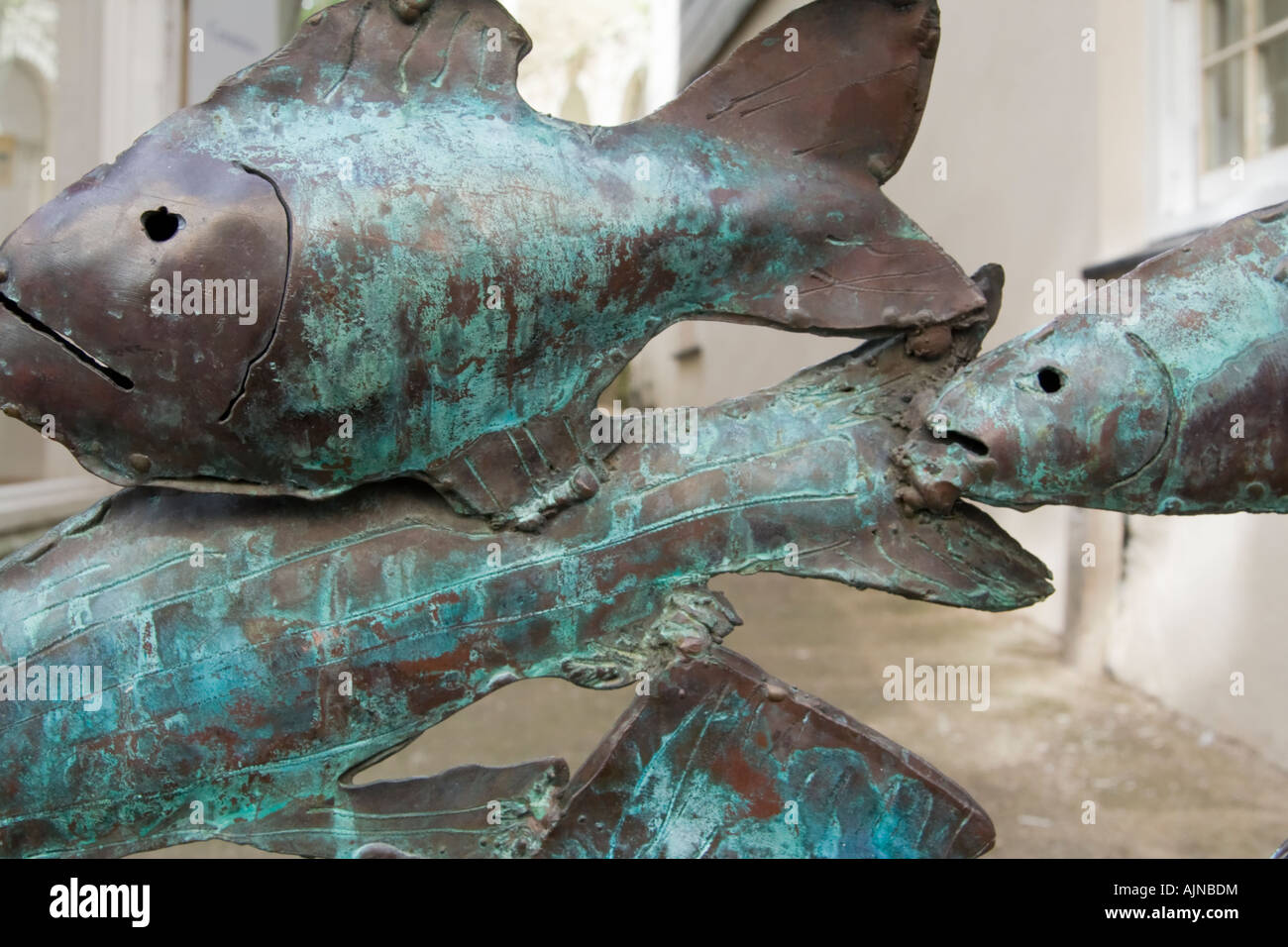 Sculpture looking through uk hi-res stock photography and images - Alamy