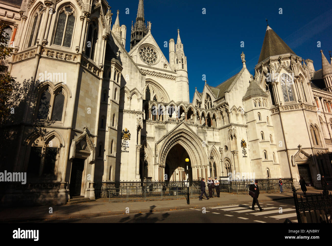 The royal court of justice and lawyers hi-res stock photography and ...