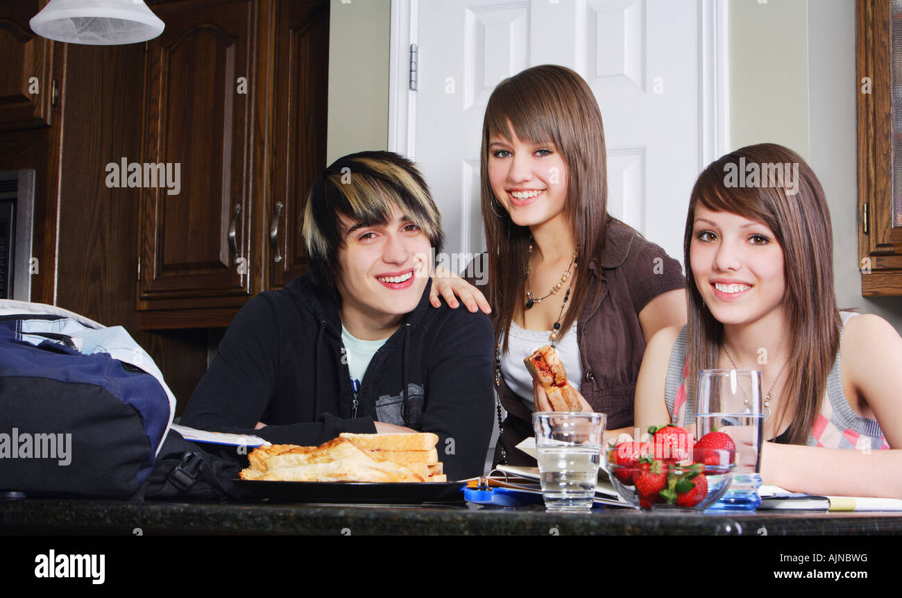 Teen students eating lunch at home hi-res stock photography and images ...