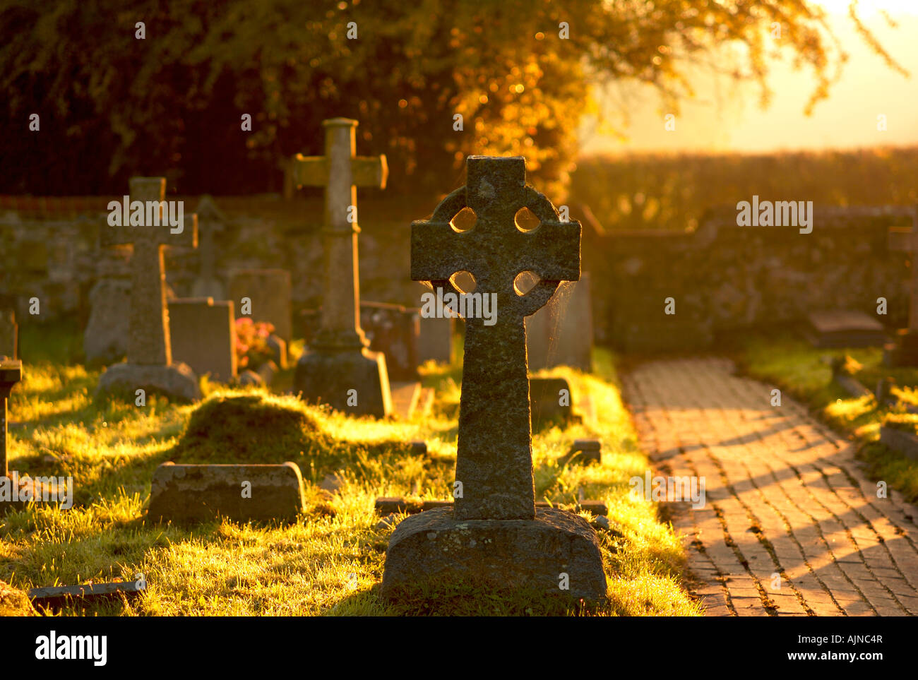 English graveyard hi-res stock photography and images - Alamy
