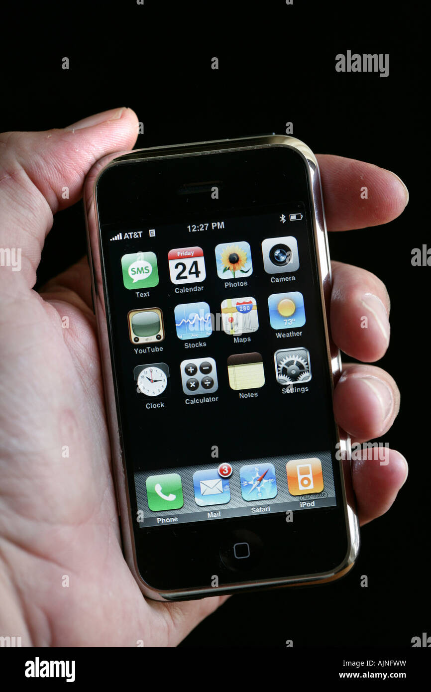 Hand holding ipod hi-res stock photography and images - Alamy