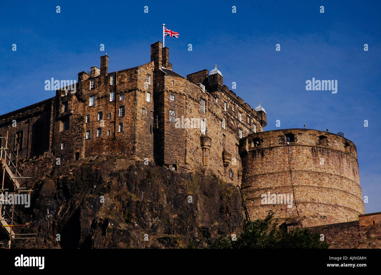 Edinburgh castle with union jack flying hi-res stock photography and ...