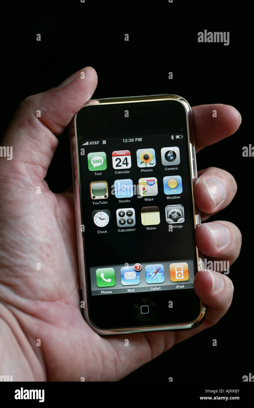 Hand holding ipod hi-res stock photography and images - Alamy