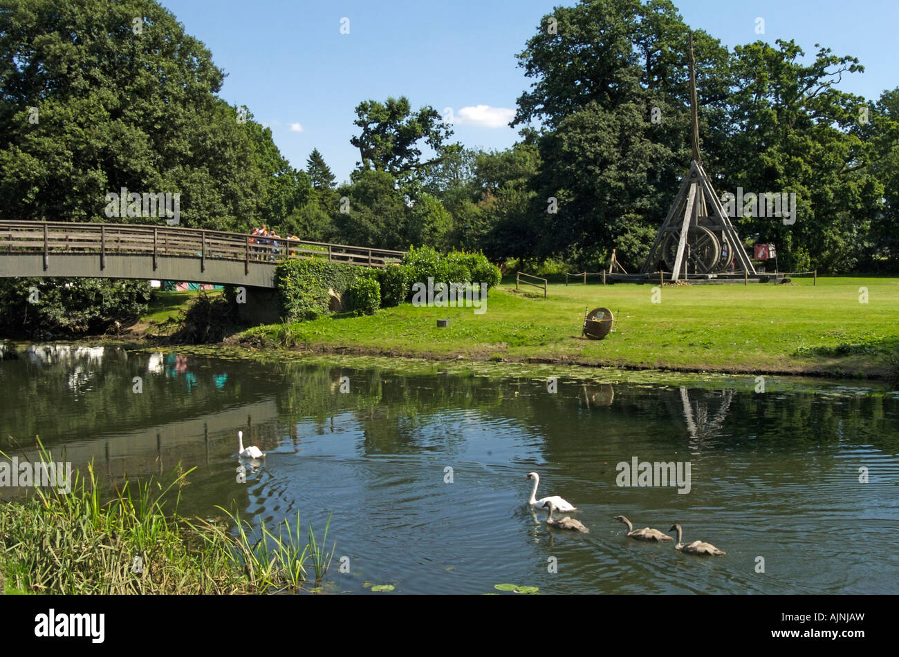 Catapult trebuchet warwick castle hi-res stock photography and images ...