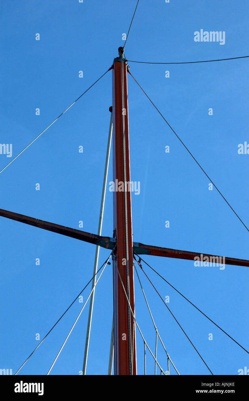 Mast nautical ropes ship hi-res stock photography and images - Alamy