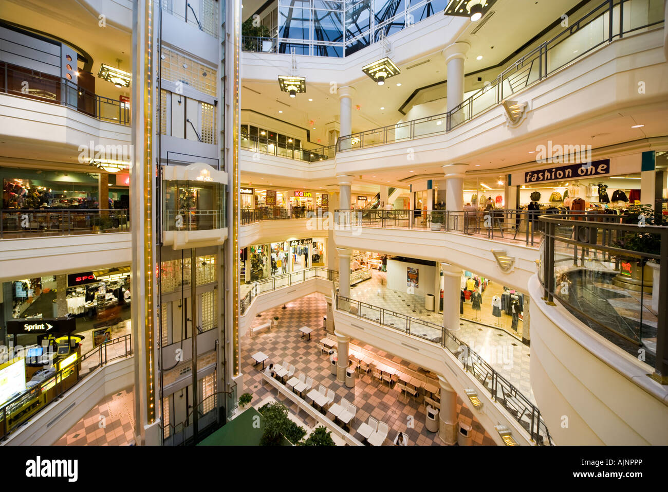Food court in mall america hi-res stock photography and images - Alamy