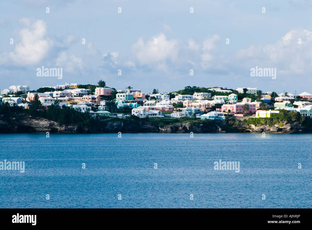 Waterfront homes bermuda hi-res stock photography and images - Alamy