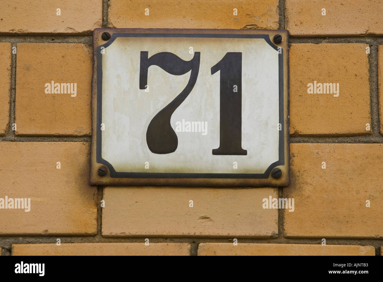 Screw mounted hi-res stock photography and images - Alamy