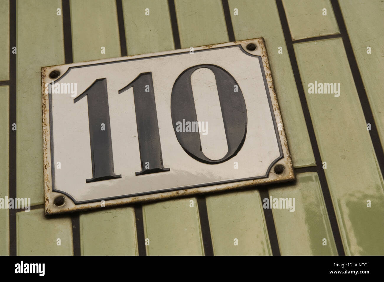 Screw mounted hi-res stock photography and images - Alamy