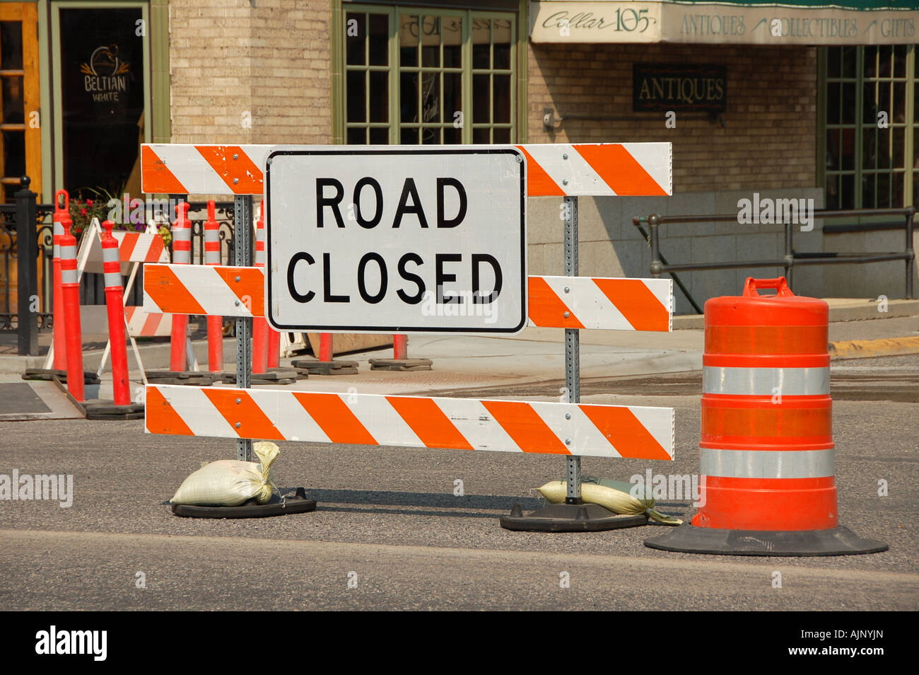Road closed sign, USA Stock Photo - Alamy