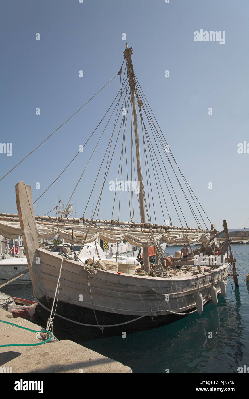 Arab pirate ship hi-res stock photography and images - Alamy