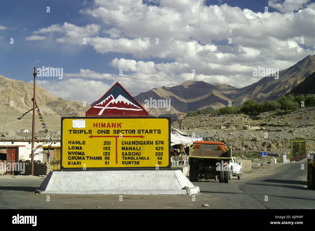 Upshi first town in Ladakh on road from Manali to Leh, roundabout in ...