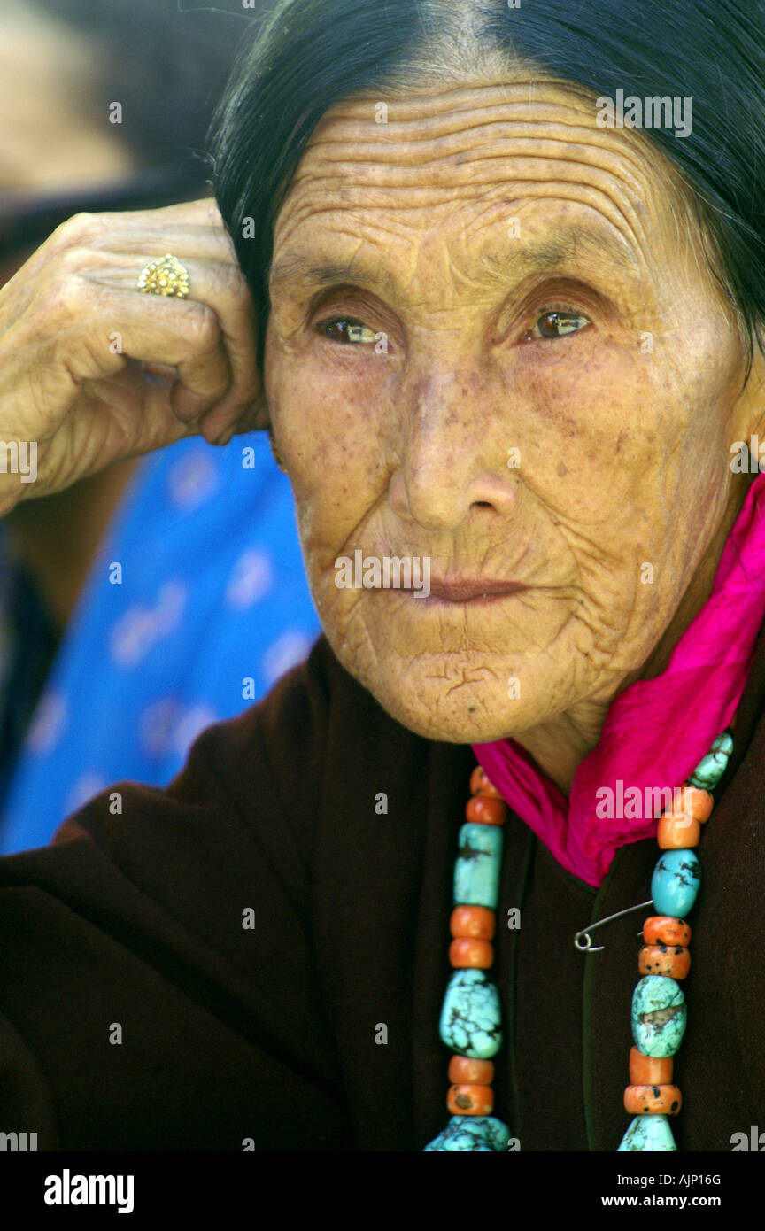 Old tibetan portrait face woman hi-res stock photography and images - Alamy