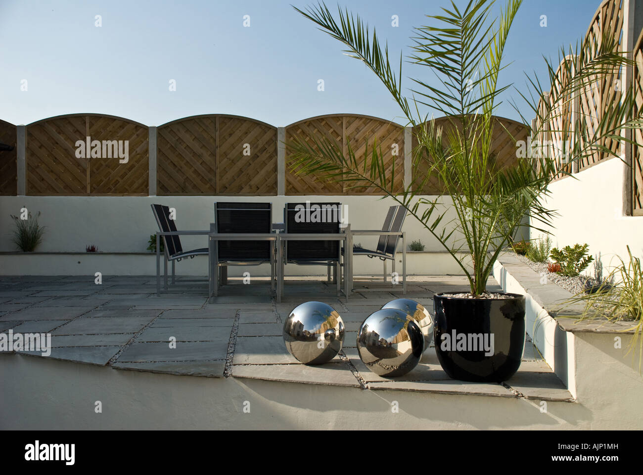 modern contemporary back garden Stock Photo - Alamy