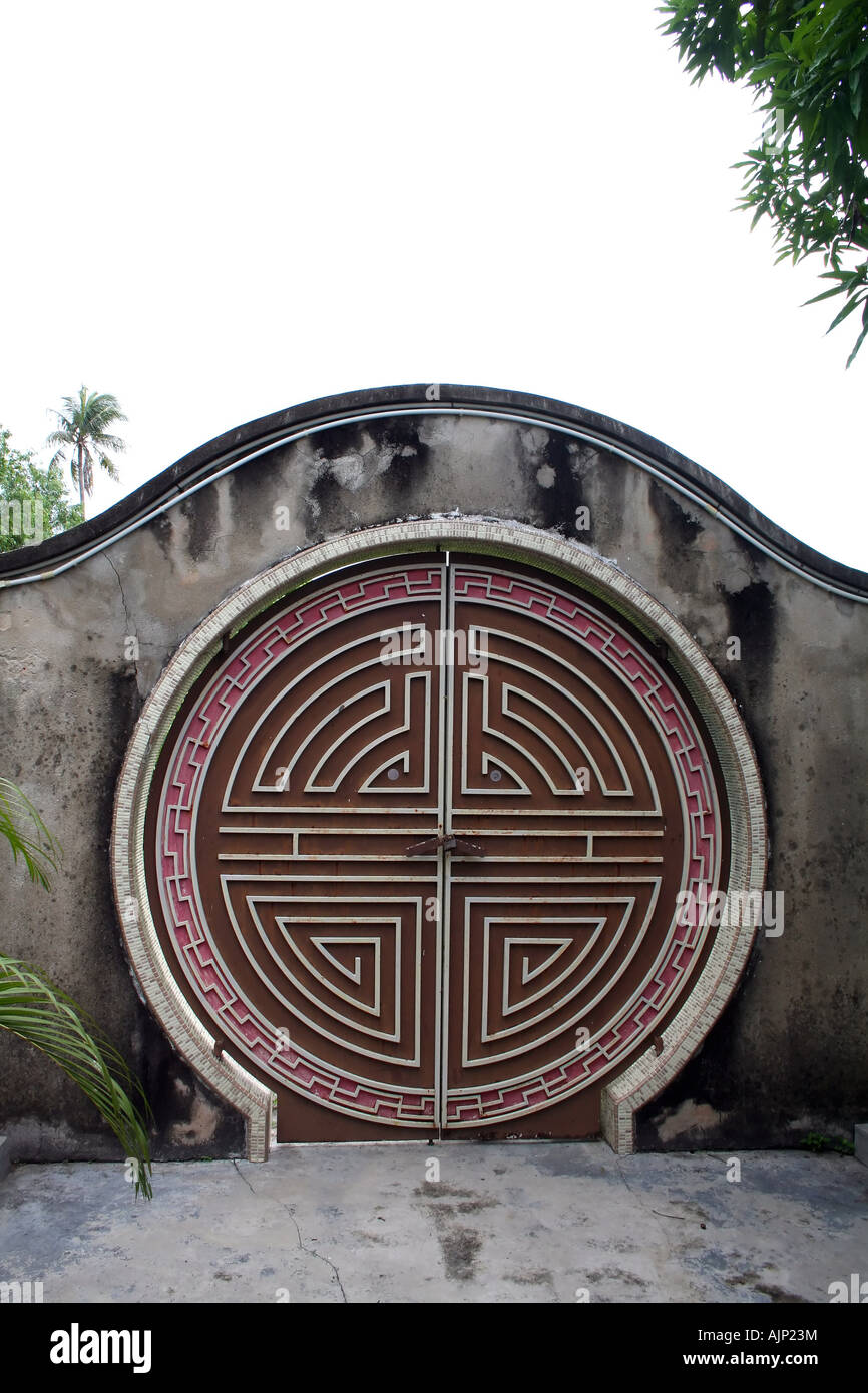 Round chinese gate Stock Photo - Alamy