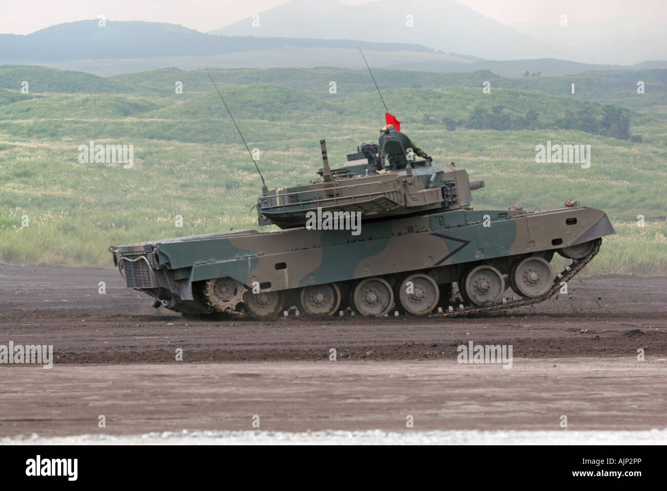 Mitsubishi Type 90 Main Battle Tank of the Japan Ground Self Defence ...