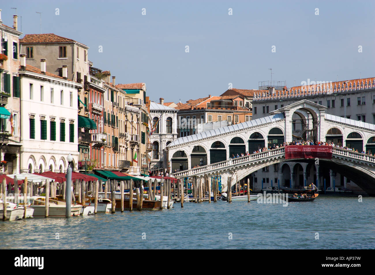 ITALY Veneto Venice Rialto Bridge crowded with tourists spanning Grand ...
