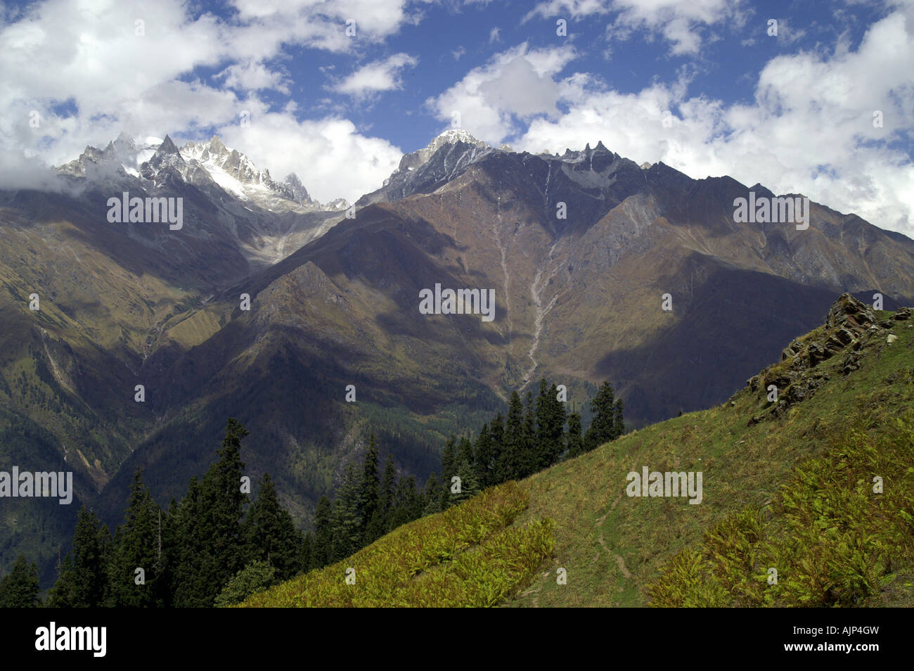 Parvati Valley in Indian Himalaya mountains peaks Stock Photo - Alamy
