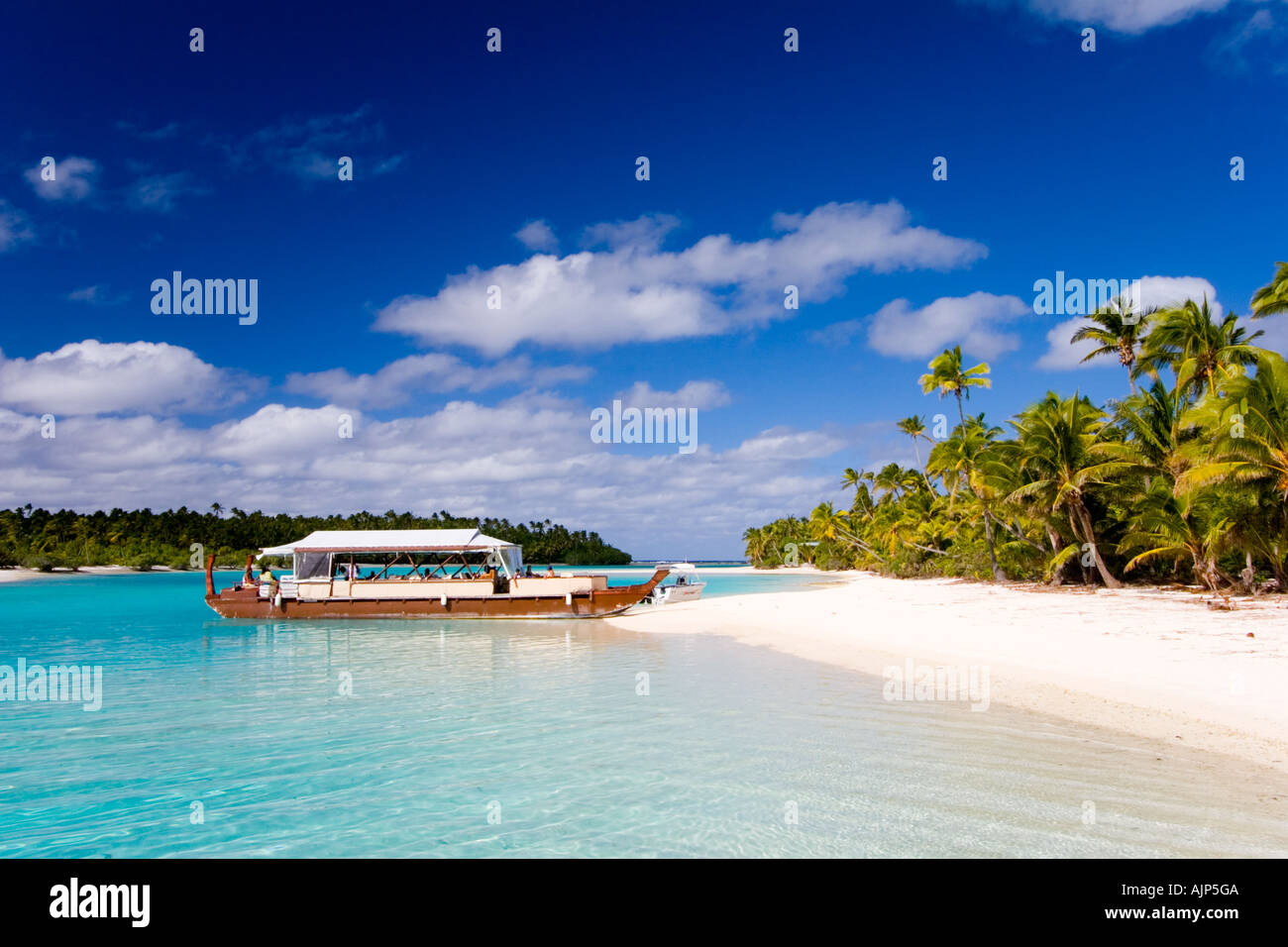 Aitutaki Lagoon, Cook Islands, Boat at One Foot Island Stock Photo - Alamy