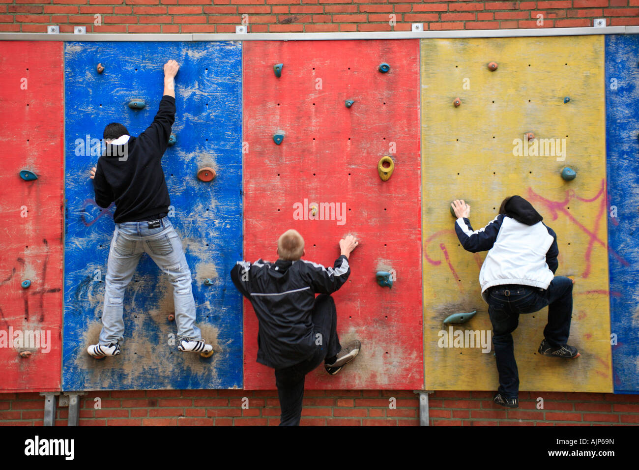 Teens outdoor climbing hi-res stock photography and images - Alamy