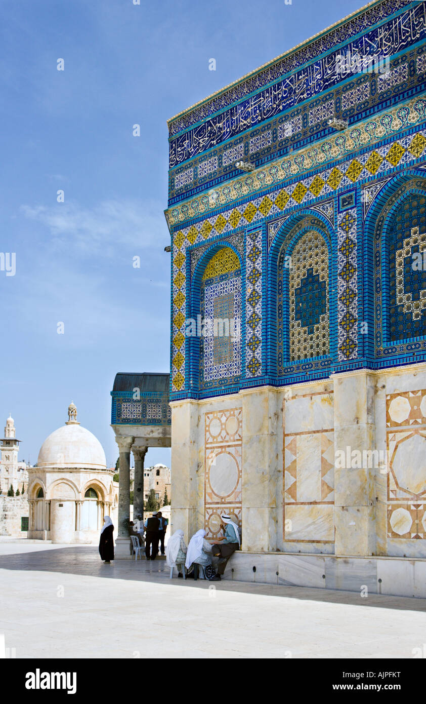 ISRAEL JERUSALEM Muslims picnicing outside the The Dome of the Rock ...