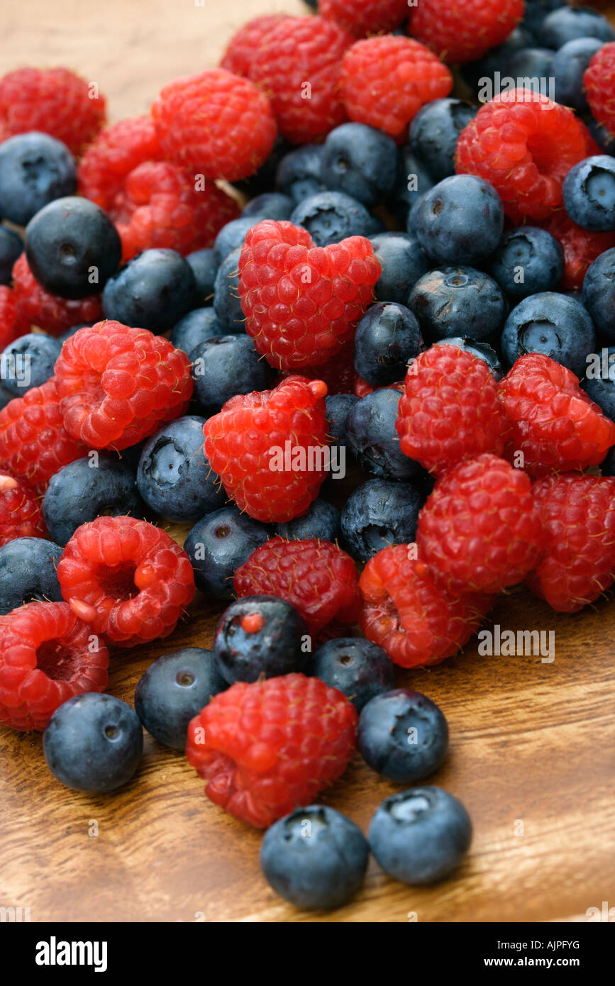 Platter of mixed blueberries and raspberries Stock Photo - Alamy