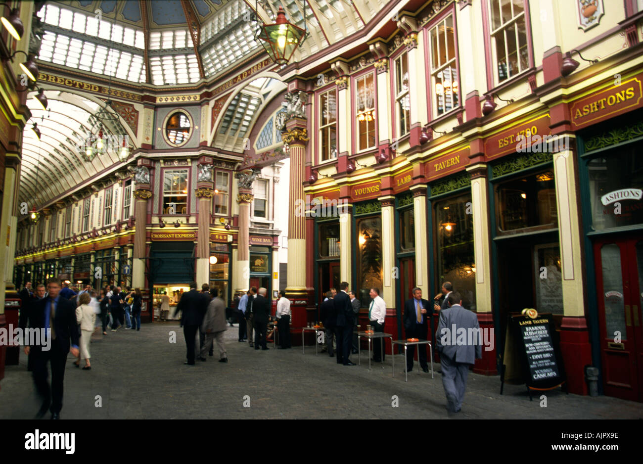 UK London Leadenhall market Pub near Lloyds building buisiness men ...
