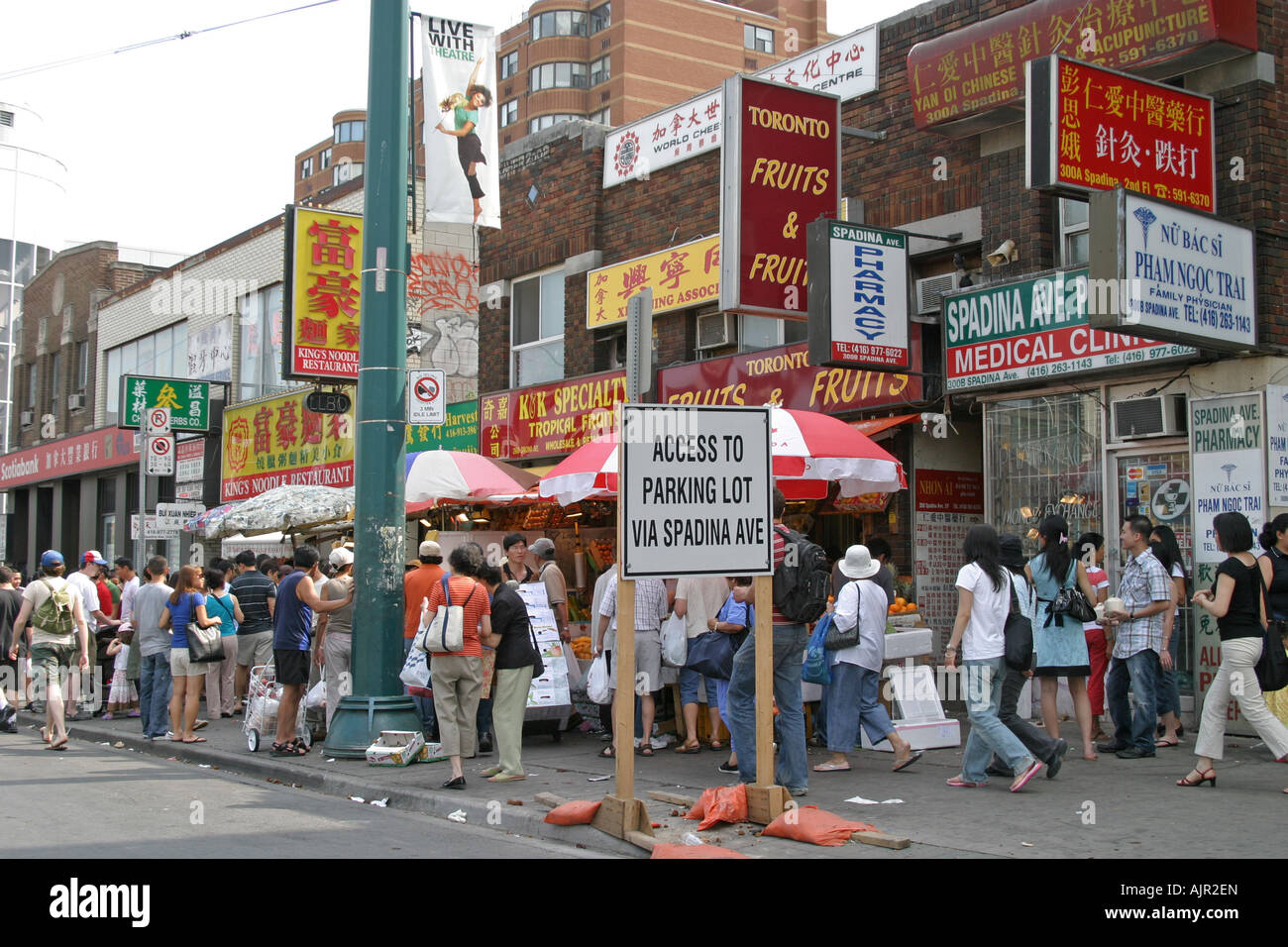 chinatown sidewalk scene Stock Photo - Alamy