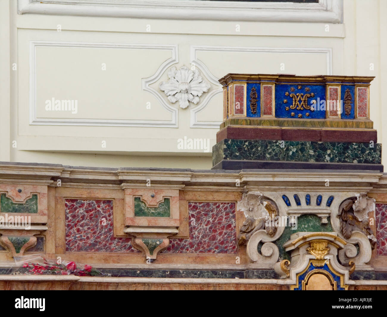 Cornicioni hi-res stock photography and images - Alamy