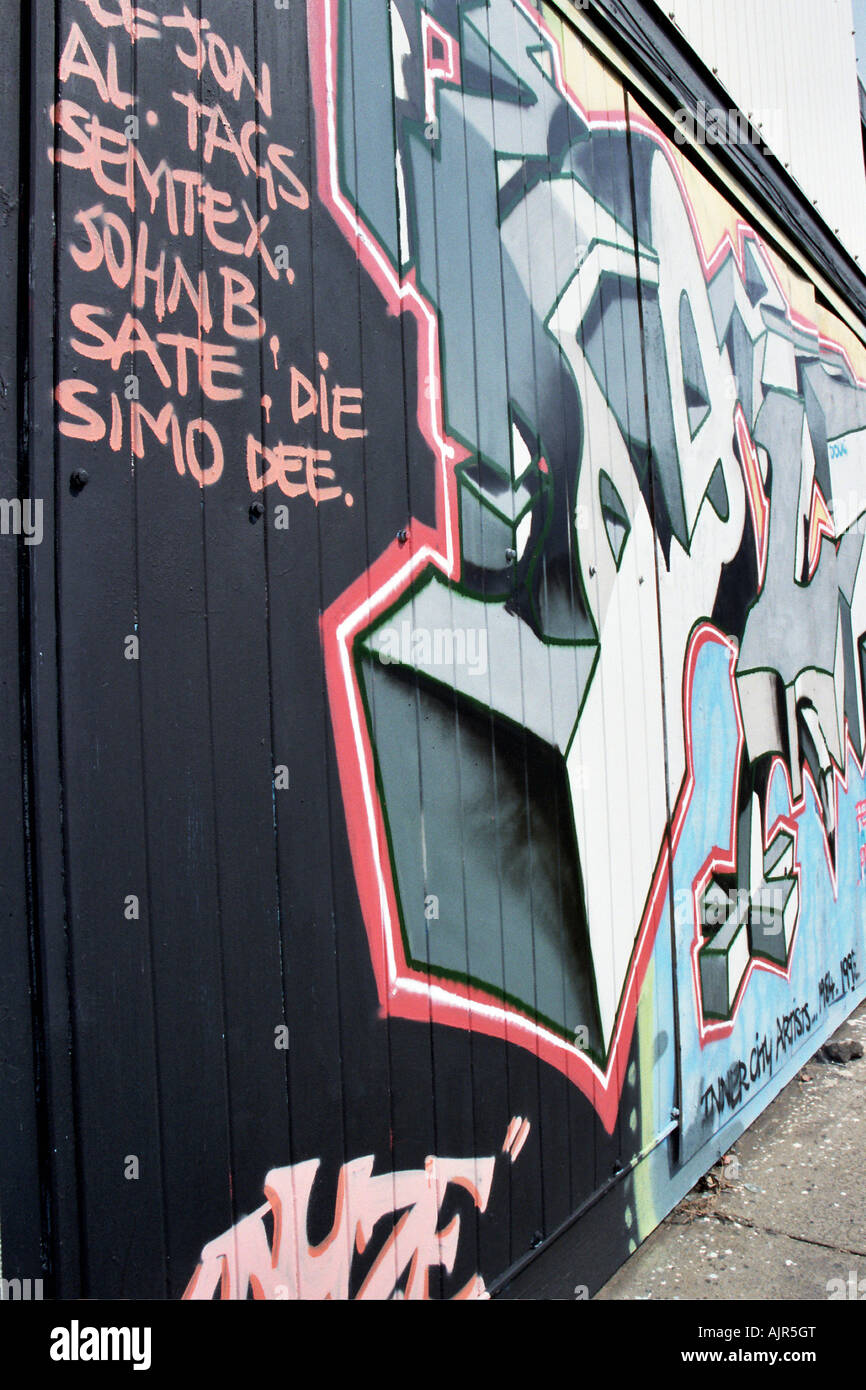 inner city artists graffiti Stock Photo - Alamy