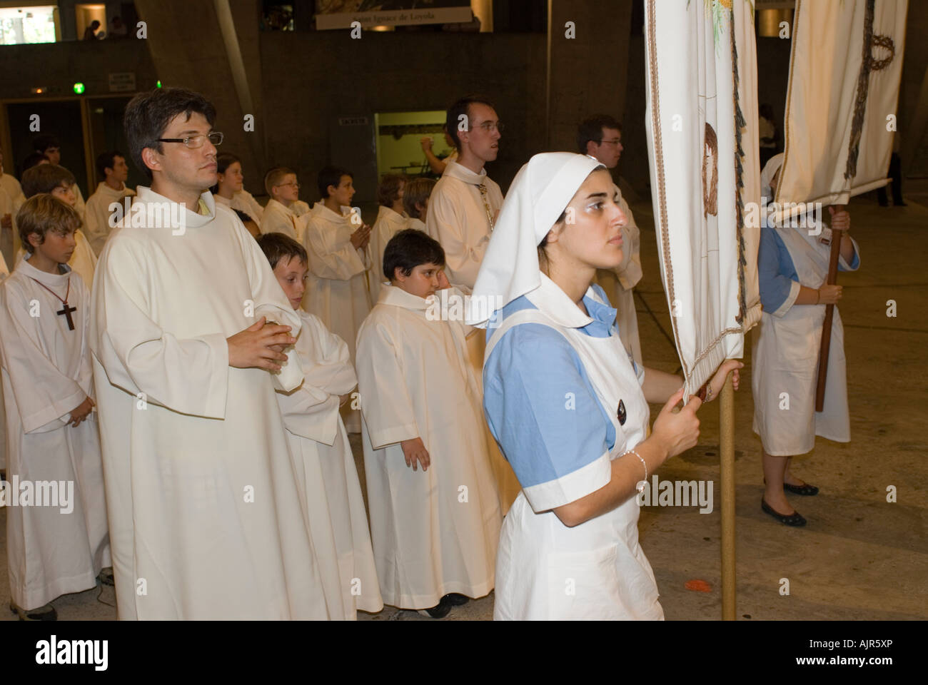 Altar girls hi-res stock photography and images - Alamy